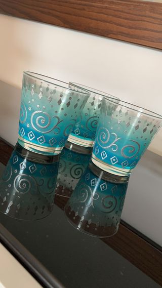 Bicchieri di vetro con decoro in rilievo 