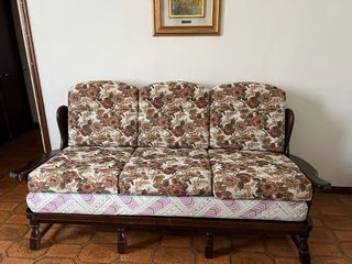 Armadio, guardaroba, tavolo e divano