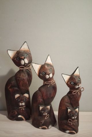 statuette in legno a forma di gatto 