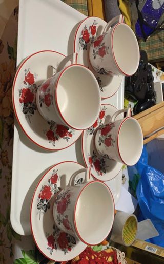 Quattro tazze grandi decorate con rose