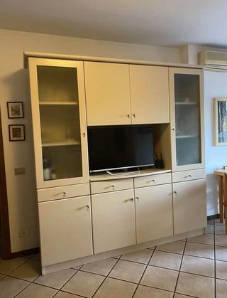 Credenza con Vetrina E Incasso Televisione Colore 