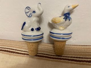 Due tappi per bottiglia con decoro in ceramica 