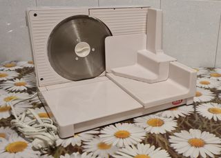 Affettatrice in plastica con lama in acciaio inox 