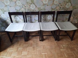 4 sedie in legno scuro e tessuto