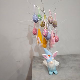 albero con luci decorazioni pasqua