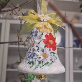 Campana ricamata a punto croce 