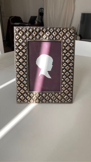 Cornice artigianale con decorazione a rilievo 