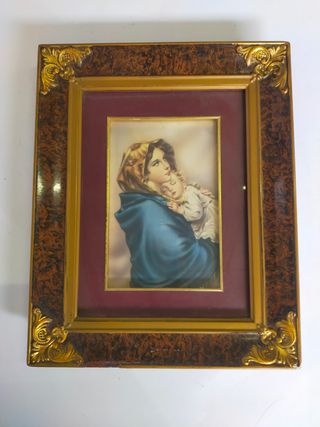 cornice in legno con rilievi dorati.