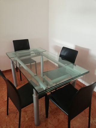 Tavolo in vetro con sedie