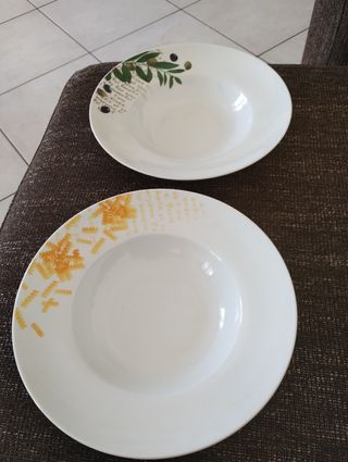 Due piatti fondi grandi decoro pasta e olive Nuovi