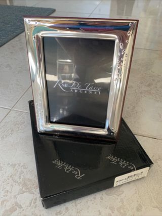 Cornice in argento nuova con scatola