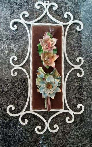 Decorazione da muro in ferro con fiori in ceramica
