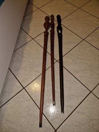 Bastoni in legno africani intagliati 