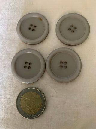 4 bottoni grigi 4 buchi cm. 3,00