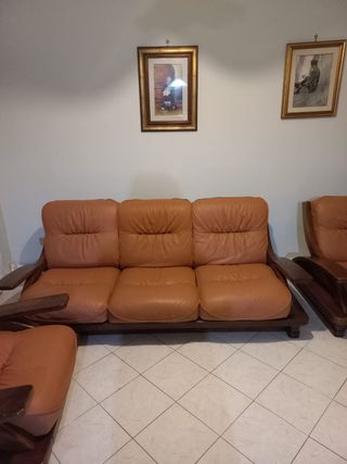Divano tre posti e due poltrone.