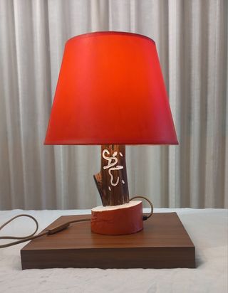 lampada da tavolo rossa con luce led