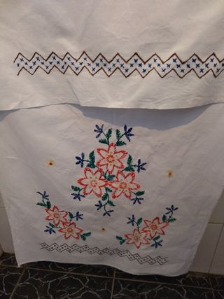 Asciugamano vintage con ricami a mano di fiori var