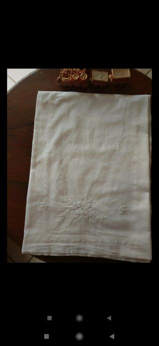 Asciugamano bianco in cotone con fregio ricamato 