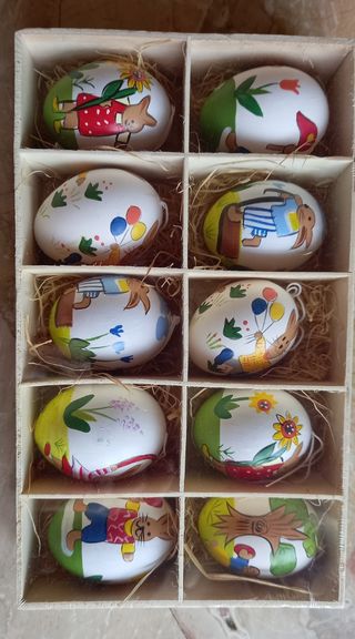 Uova di Pasqua dipinte con coniglietti