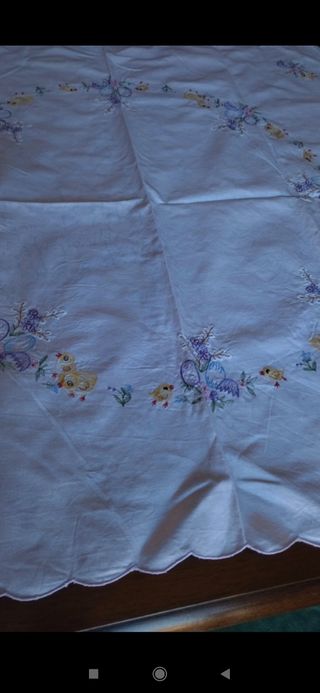 centrotavola rettangolare con uova pulcini e altri