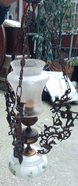 Antico lampadario in bronzo e ceramica