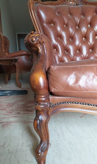 due poltrone modello identico in pelle