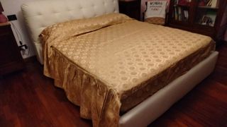 copriletto in tessuto damascato 