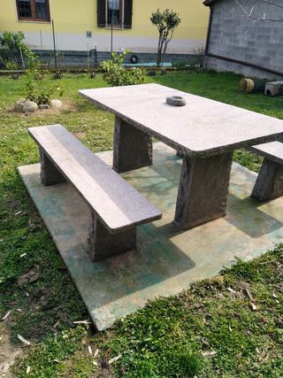 Tavolo e panche in pietra 