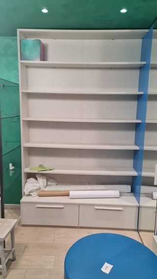 Armadio aperto ad angolo con specchio