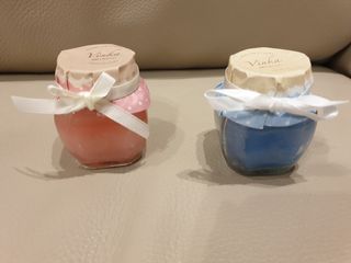 Due Candele profumate in vasetti di vetro. 