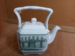 Teiera made in England,  altezza cm 15