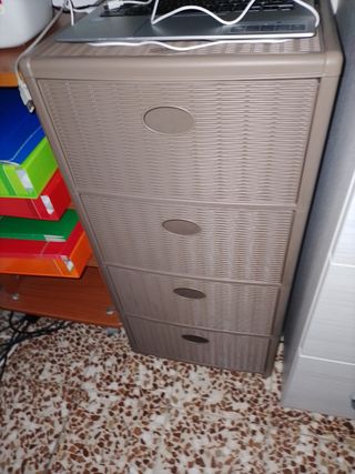 cassettiera a tre cassetti 