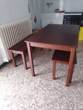 tavolo con due panche in legno