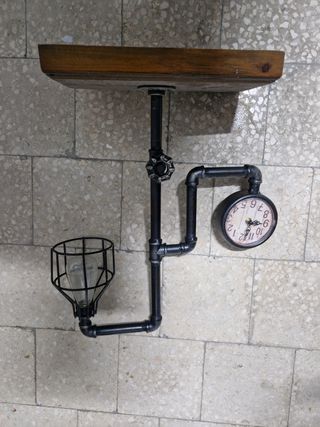 Orologio particolare con tubi e legno