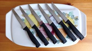 Set 6 coltelli + tagliere decorato in porcellana