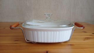 Casseruola ovale con coperchio e servintavola