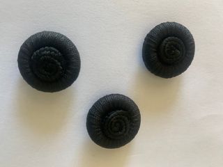 3 Bottoni rivestiti cotone nero cm. 2,50     