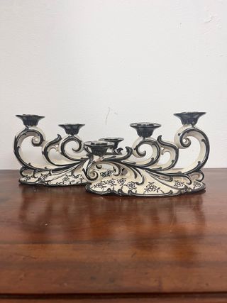 Coppia di candelabri in ceramica dipinta