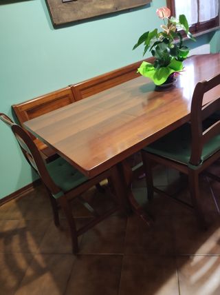 tavolo con sedie e panche