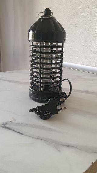 Mata moscas y mosquitos eléctrico.