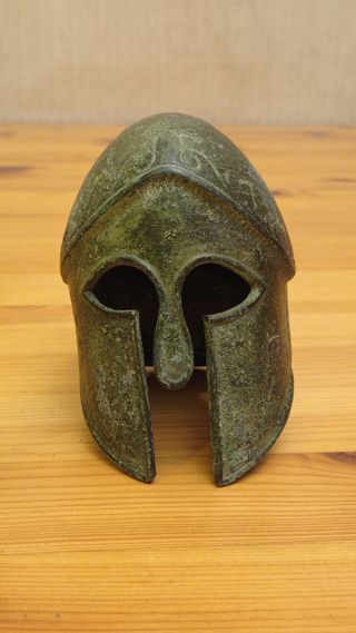 Elmo spartano in metallo (bronzo?)