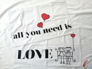 2 federe con messaggio "all you need is LOVE" 