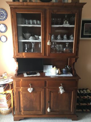 Credenza vetrinetta in noce nazionale.