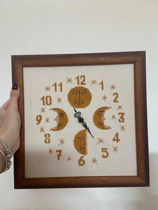 Orologio da parete con ricamo