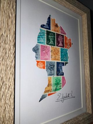 Quadro regina Elisabetta intagliato su francobolli