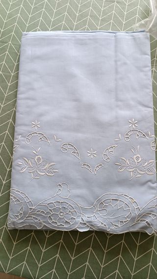 Lenzuolo matrimoniale ricamato a mano 