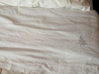 lenzuolo sopra ricamato con federe ricamate a mano