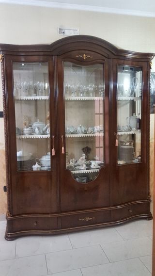 Vetrina completa di tavolo con sedie 