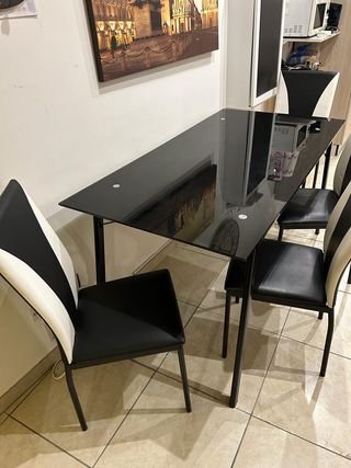 Tavolo con quattro sedie 
