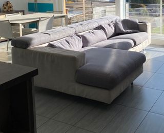 Divano con penisola bicolore